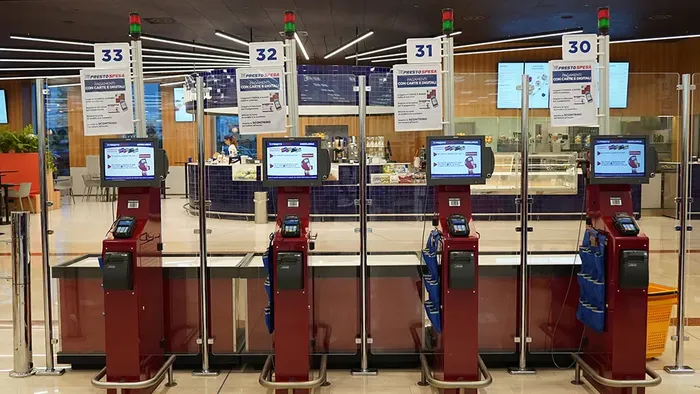 Fa la spesa all'Esselunga, ma alle casse automatiche passa solo 14 euro ...