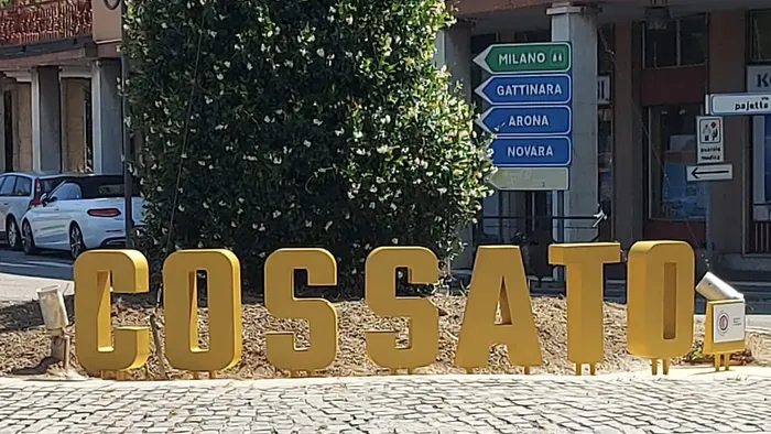 La grande scritta Cossato. Foto - Attualità