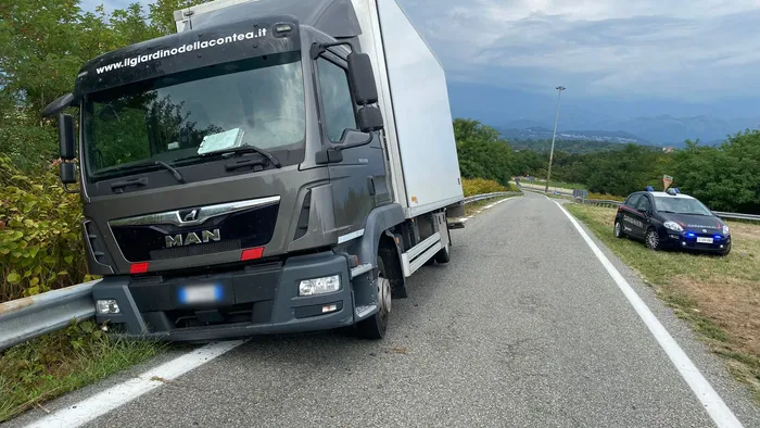 Superstrada, uscita di Cossato: camion perde il controllo ed esce di ...