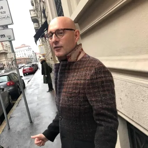 Alessio Mora è morto d’infarto. Aveva 55 anni - Attualità