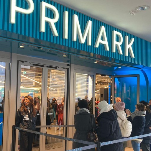 L’apertura di Primark: tutti in coda per entrare