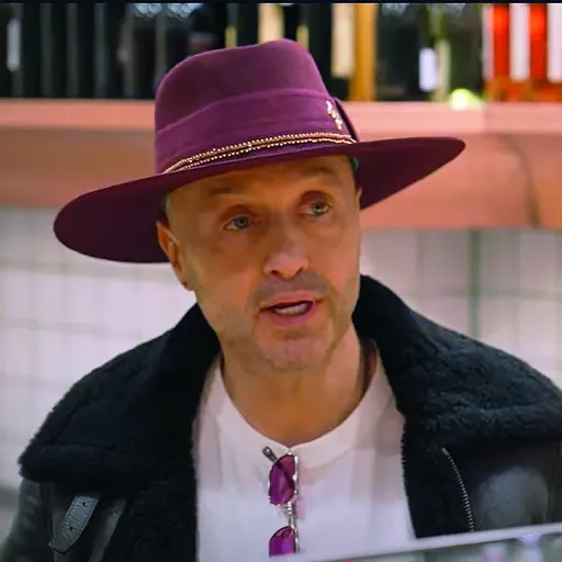 Joe Bastianich in tivù a Foodish con i cappelli “made in Sagliano”